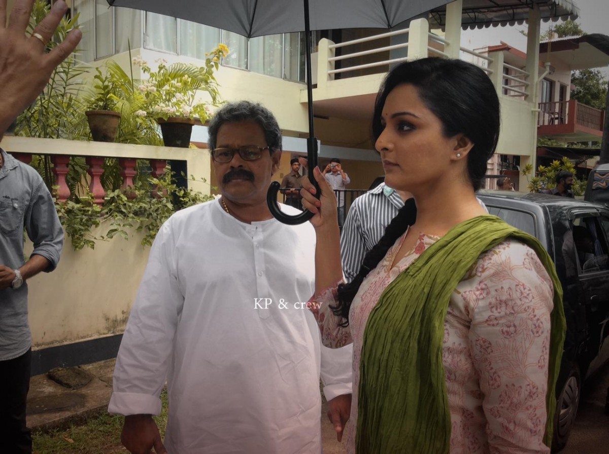 Manju Warrier's New Look from Mohanlal-Sathyan Anthikkad Film is Out ...