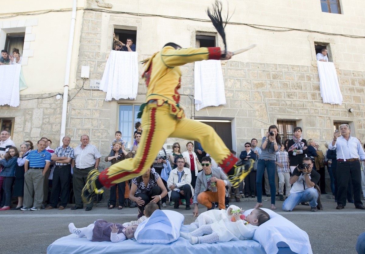 Spain's 'Baby Jumping Festival': 'El Colacho' Men Jump over 100 Babies ...