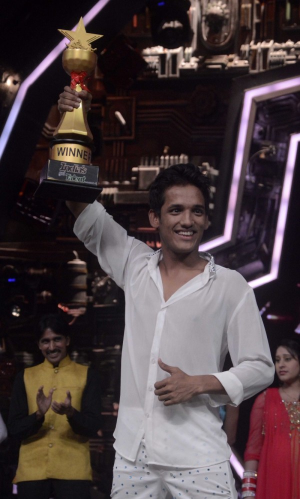 Manik Paul wins the 'India's Got Talent' Trophy - Photos,Images,Gallery ...