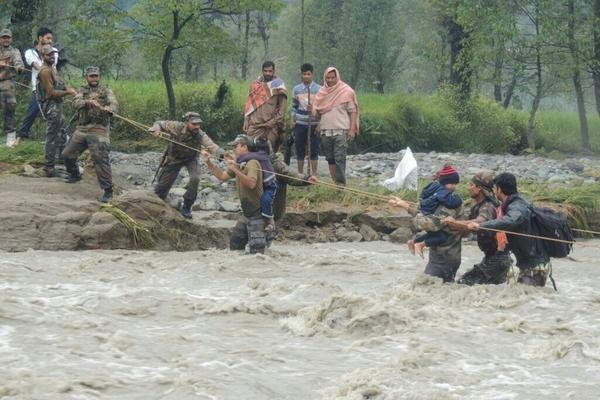 Kashmir Floods Unpopular Defence Forces Win Hearts As 32 000 Rescued