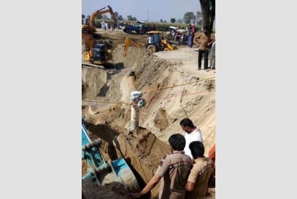 Tamil Nadu: 2-year-old boy Sujith Wilson trapped in borewell for 3 days ...