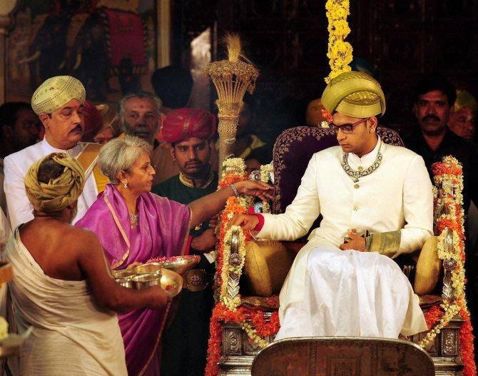 Yaduveer Wadiyar Crowned 'Maharaja' of Mysore [PHOTOS] - IBTimes India