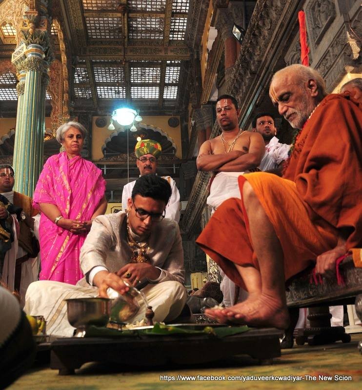 Yaduveer Wadiyar Crowned 'Maharaja' of Mysore [PHOTOS] - IBTimes India