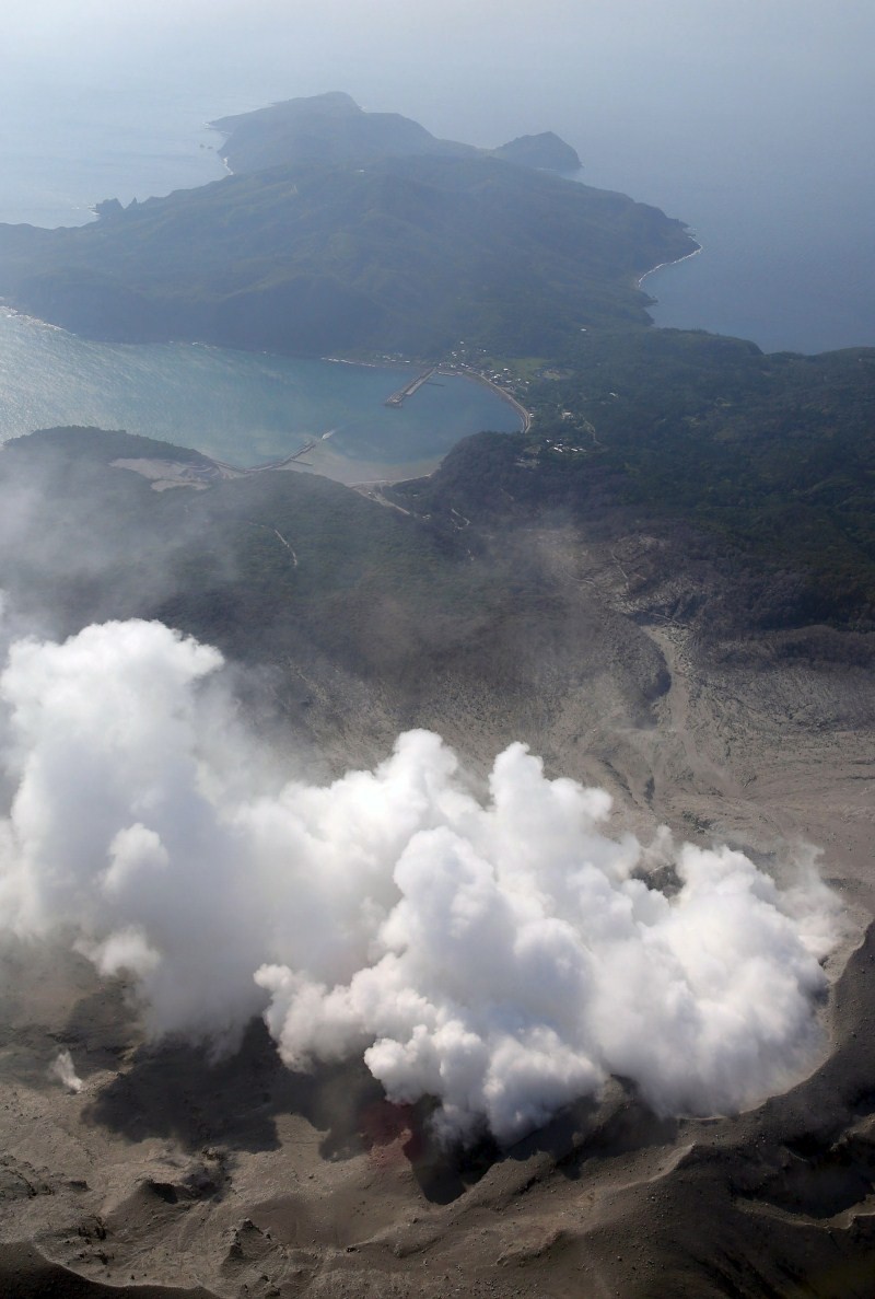 Japan's Shinmoedake Volcano Erupts - Photos,Images,Gallery - 15509