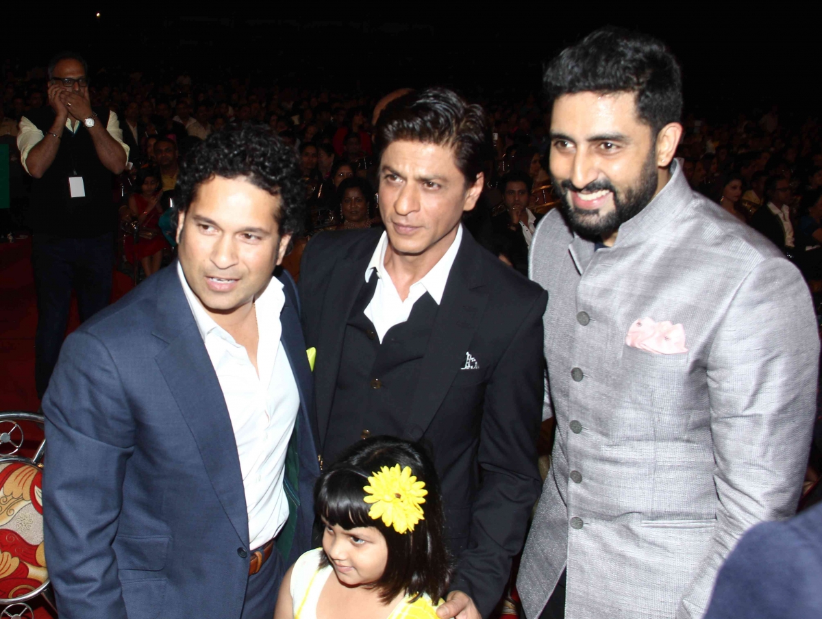 Deepika Padukone, SRK, Hrithik Roshan, Alia Bhatt Sizzle on Stage at Umang Mumbai Police Show ...