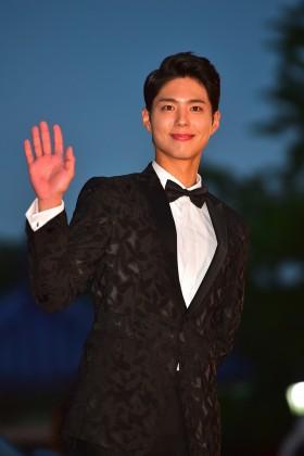 Park Bo Gum finally graduates, hopes to 'share some good news' soon ...