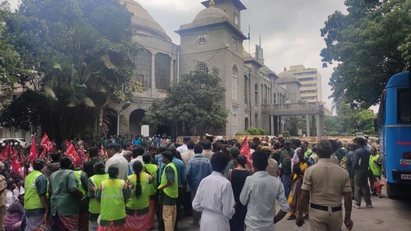 Bengaluru Sanitation Workers Protest At Bbmp Demanding Regularisation