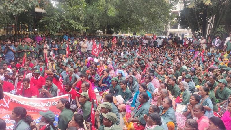Bengaluru Sanitation Workers Protest At Bbmp Demanding Regularisation