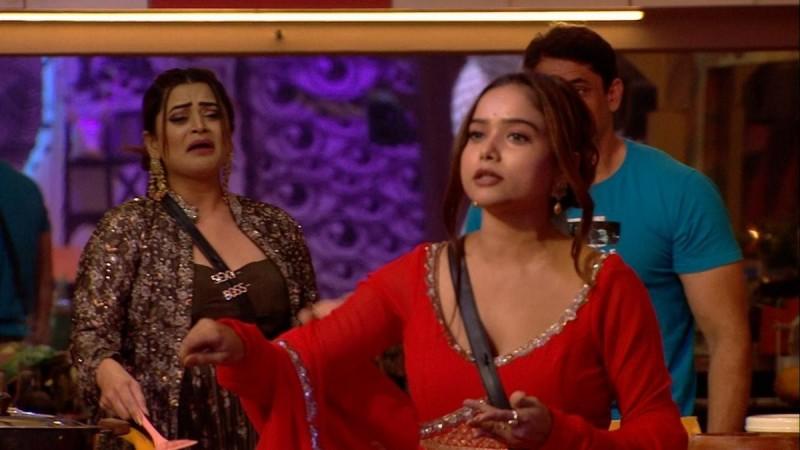 Vulgar Cheap Manisha Rani Forcibly Kisses Abdu Rozik Making Singer