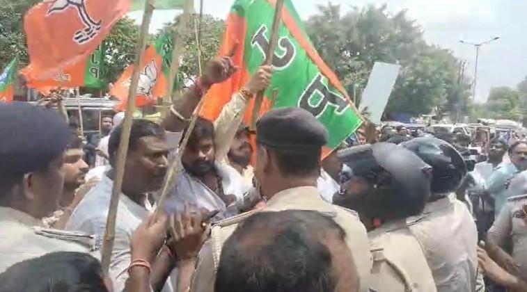 BJP-Cong workers clash in Patna over abusive remarks against PM Modi ...