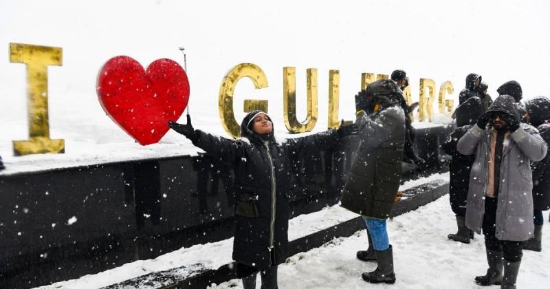 Season's first snowfall enlivens Kashmir; Gulmarg awaits Christmas, New ...