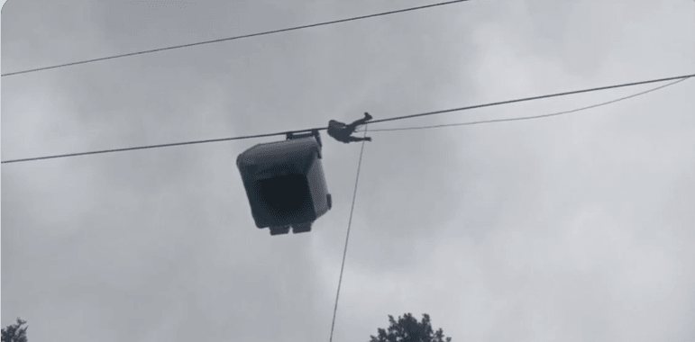 300 tourists stranded mid-air after technical snag hits Gulmarg gondola ...