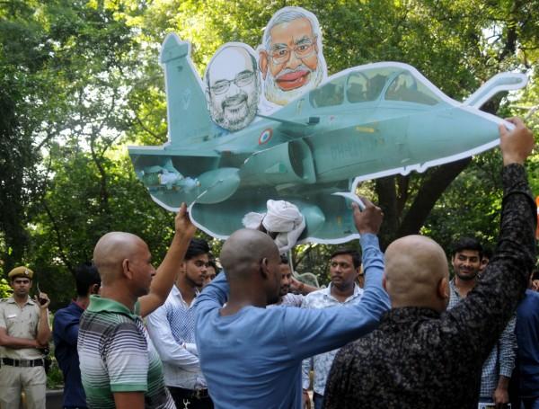 Karnataka Youth Congress Stages Protest In Delhi Photos Images