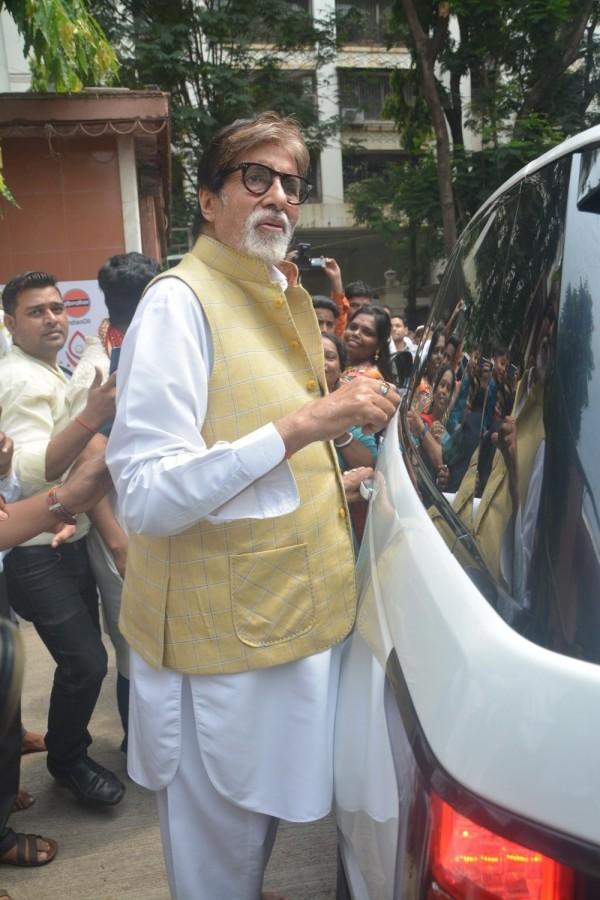 Amitabh Bachchan and family spotted performing Durga Puja in Mumbai ...