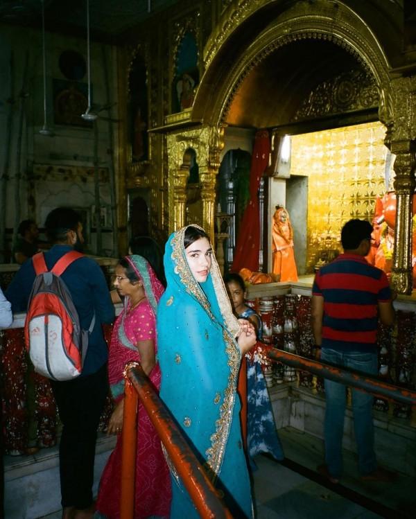 Dua Lipa goes traditional as she dons a saree, offers sweets to Lord ...