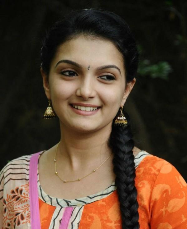 Saranya Mohan - Photos,Images,Gallery - 10359