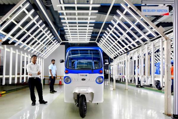 Mahindra unveils its first lithium-ion powered e-auto-rickshaw in ...