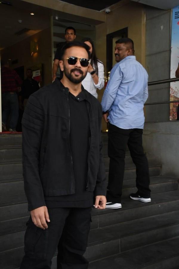 Ranveer Singh dives into the crowd at 'Simmba' trailer launch with ...