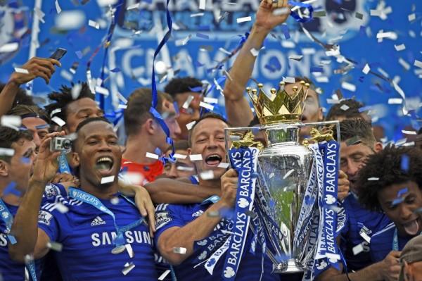 Chelsea celebrate with the trophy after winning the Barclays Premier ...