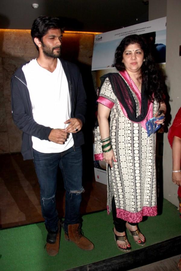 Aamir Khan, Raj Thackeray and family watch Dil Dhadakne Do - Photos ...