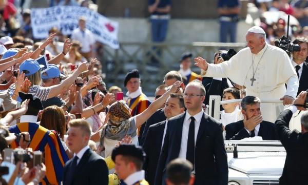 Pope Francis waves as he arrives Saint Peter's square at the Vatican ...