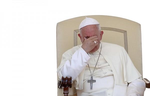 Pope Francis waves as he arrives Saint Peter's square at the Vatican ...
