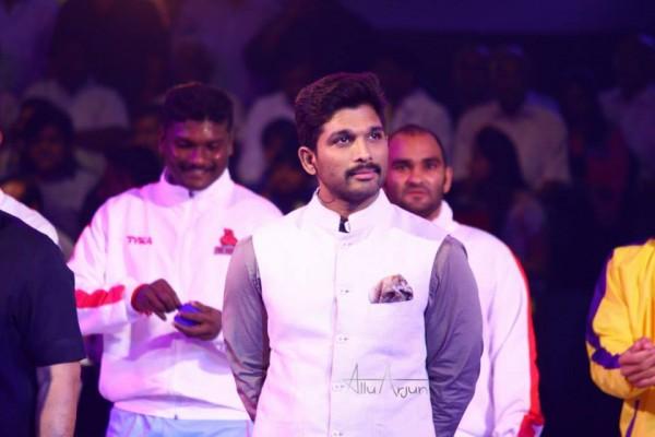 Allu Arjun and Allu Sirish at PRO Kabaddi League Match - Photos,Images ...