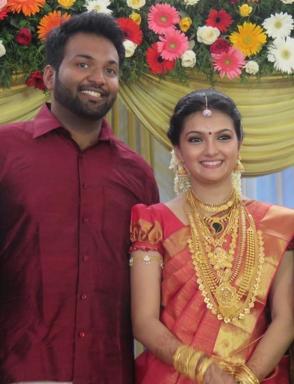 Actress Saranya Mohan-Aravind Krishnan's Wedding-Reception Stills ...