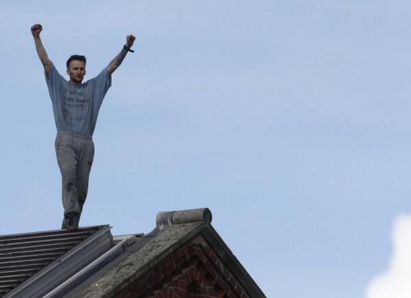 Prisoner Stuart Horner's Roof Protest - Photos,Images,Gallery - 30527