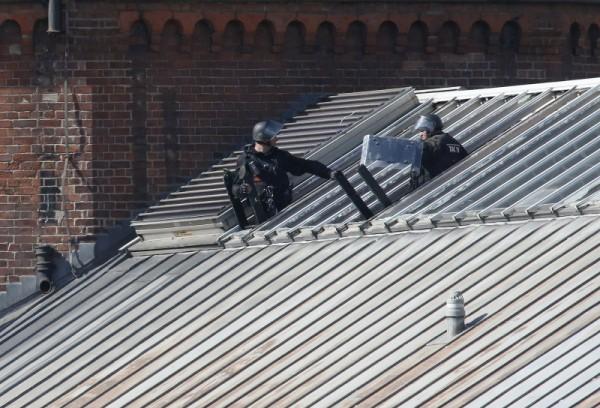 Prisoner Stuart Horner's Roof Protest - Photos,Images,Gallery - 30527