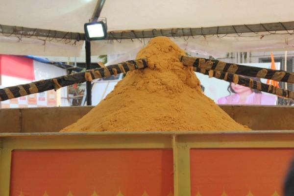 Raveena Tandon unveils world's biggest Besan Ladoo - Photos,Images ...