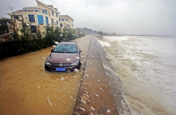Chaos as typhoon Dujuan strikes mainland China - Photos,Images,Gallery ...