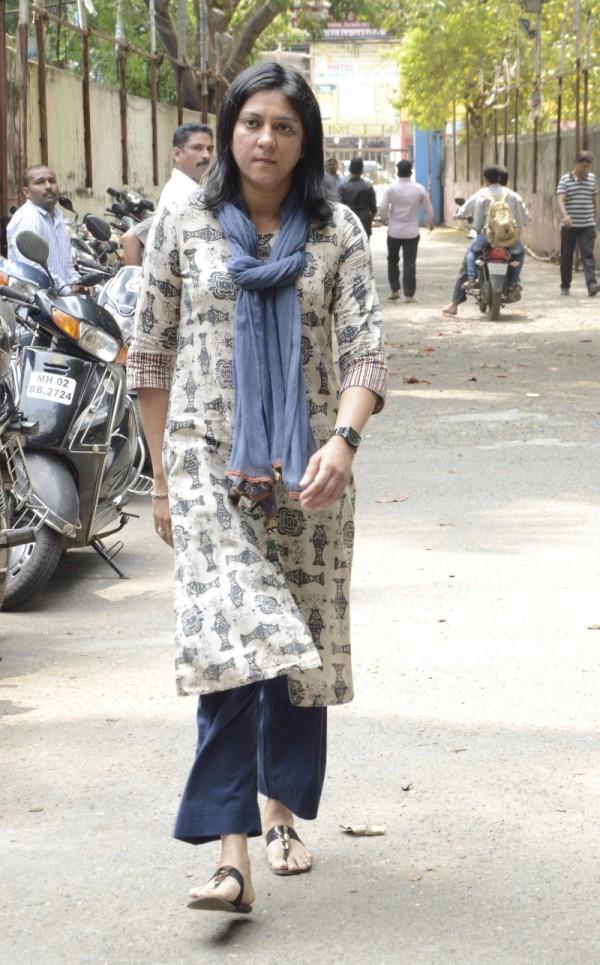 Hema Malini, Priya Dutt at Ravindra Jain's funeral - Photos,Images ...