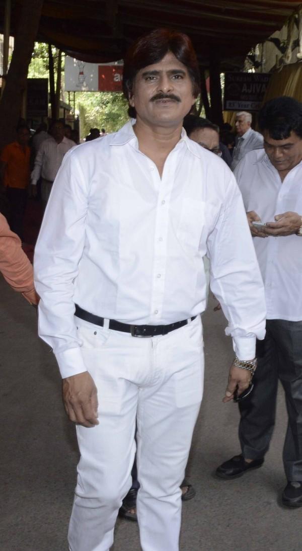 Hema Malini, Priya Dutt at Ravindra Jain's funeral - Photos,Images ...
