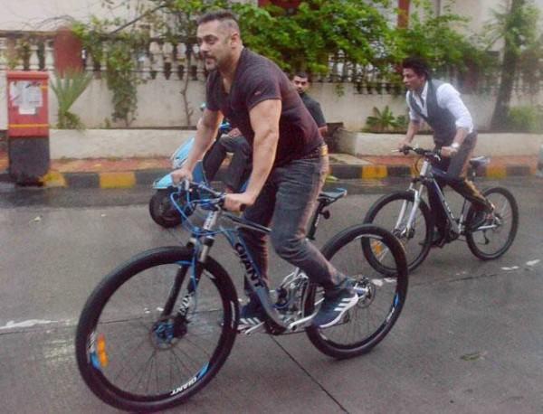 Salman and Shah Rukh Khan enjoy bicycle ride with Aryan - Photos,Images ...