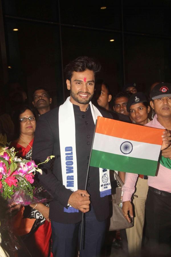 Mr World 2016 Rohit Khandelwal snapped at Mumbai airport - Photos ...