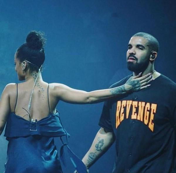 Rapper Drake, singer Rihanna kiss on stage - Photos,Images,Gallery - 47653