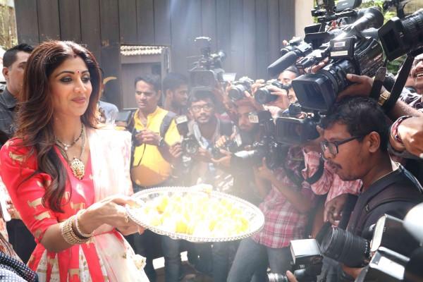 Shilpa Shetty dancing crazily at Ganpati Visarjan - Photos,Images ...