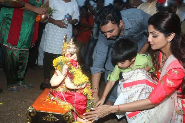Shilpa Shetty dancing crazily at Ganpati Visarjan - Photos,Images ...
