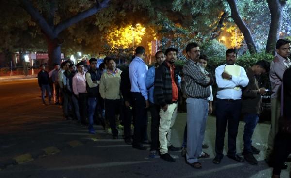 People across India queue up outside banks - Photos,Images,Gallery - 53003