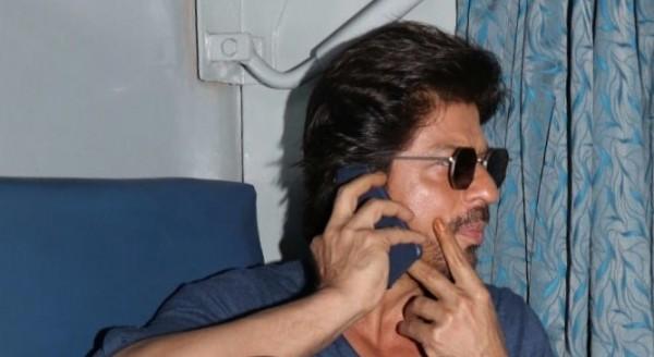 Raees publicity: Shah Rukh Khan rides train to promote his movie ...