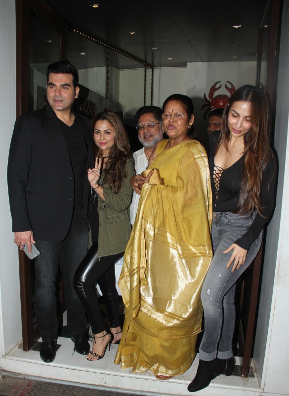 Malaika Arora with her family celebrates her mom B'day at Bandra ...