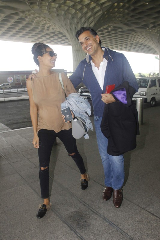 Lisa Haydon with husband and actor Farhan Akhtar spotted at Airport ...