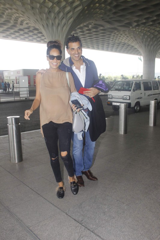 Lisa Haydon with husband and actor Farhan Akhtar spotted at Airport ...