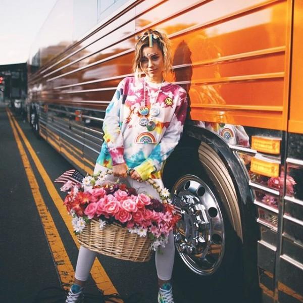 Showing her pride: Miley Cyrus performs in a colorful get-up - Photos ...