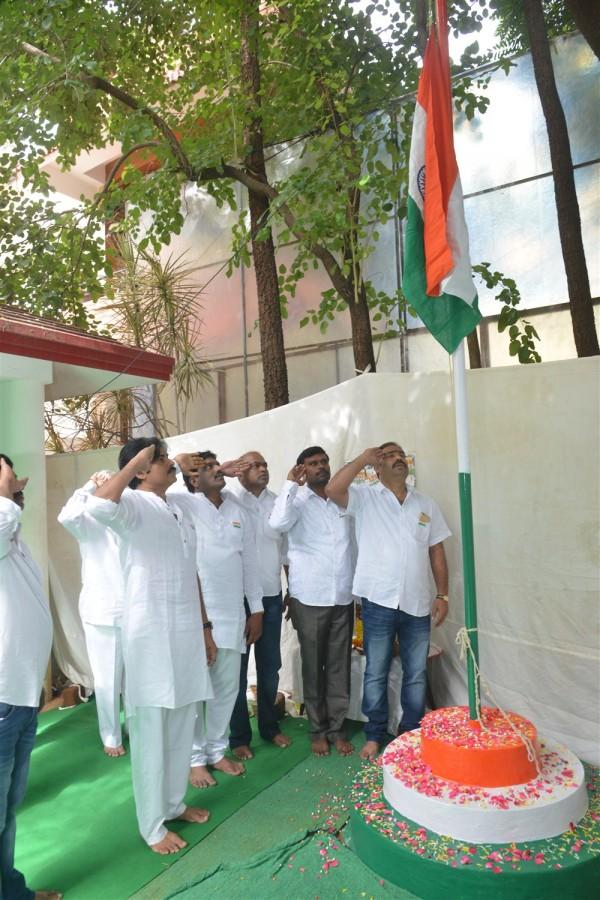 Pawan Kalyan celebrates Independence Day at Janasena Party Office ...