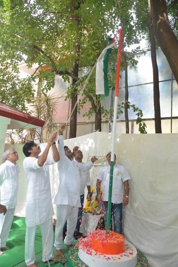 Pawan Kalyan celebrates Independence Day at Janasena Party Office ...
