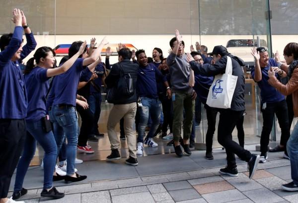 Long lines for iPhone X help push Apple shares to record high - Photos ...