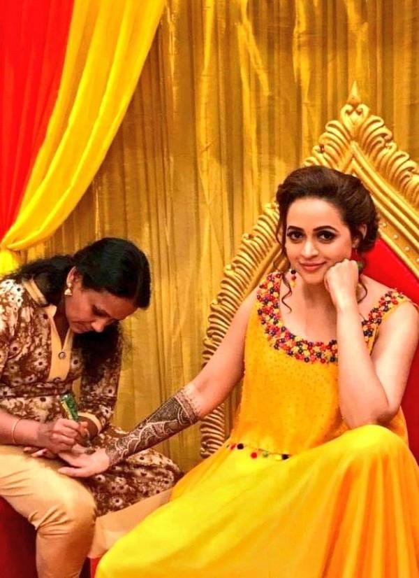 Bhavana glows in mehandi ceremony, to marry boyfriend Naveen in ...
