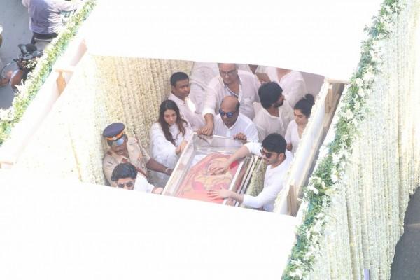 Veteran Bollywood actress Sridevi mortal remains reached Vile Parle ...